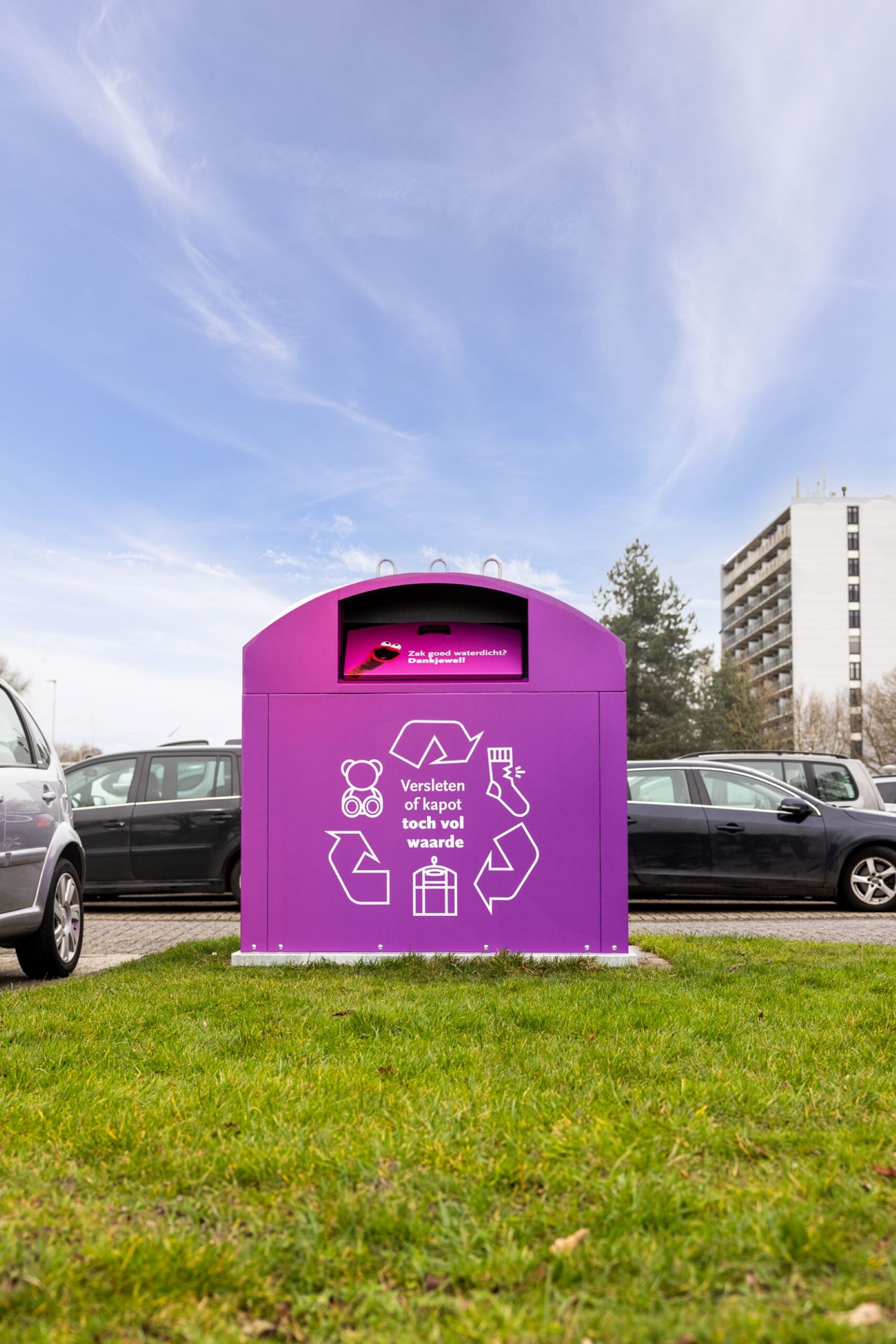 Vijf opvallende textielbakken geplaatst in Leeuwarden - Omroep Leeuwarden