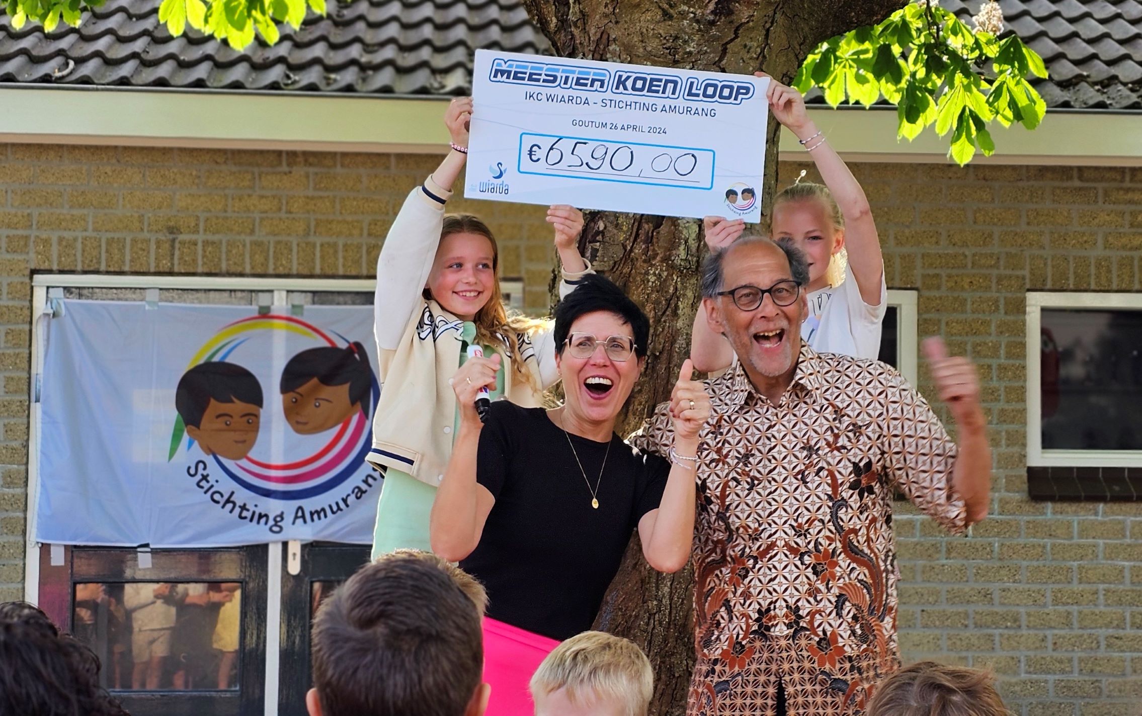 Meester Koen Loop van IKC Wiarda uit Goutum brengt €6590 op voor ...