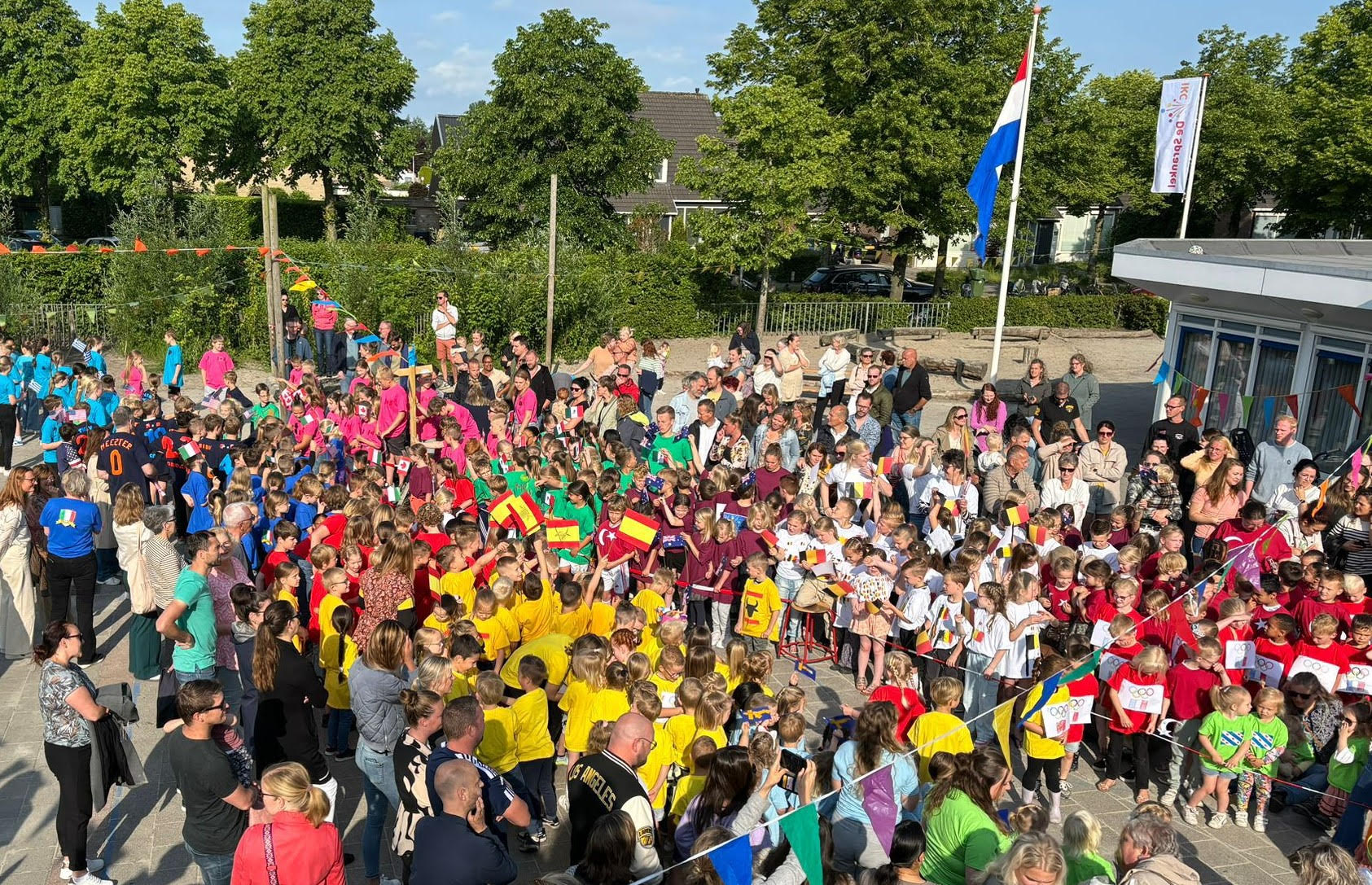 Feestelijke opening IKC De Sprankel Stiens - Omroep Leeuwarden