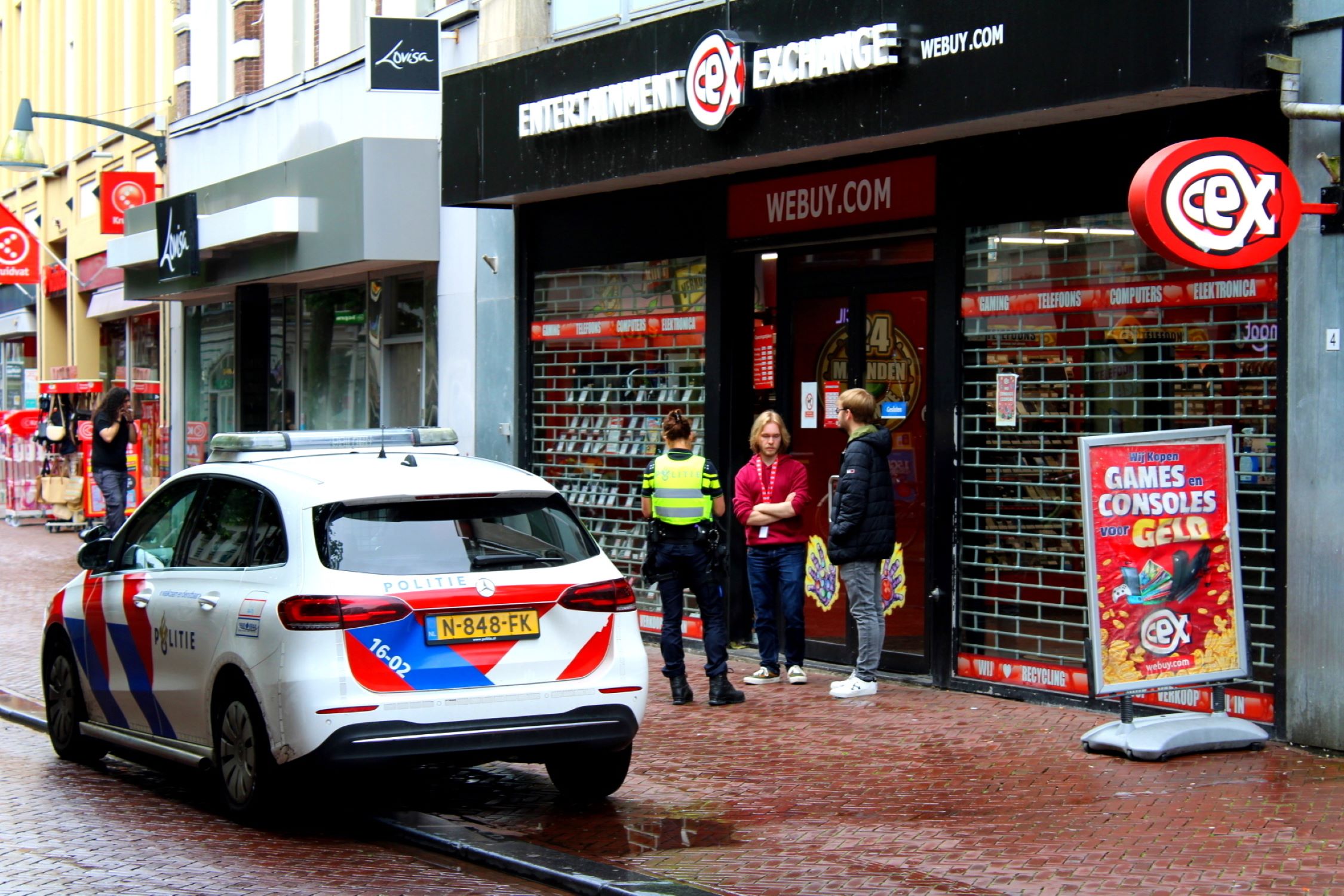 UPDATE: Overvaller bedreigt personeel met mes in Leeuwarden - Omroep ...