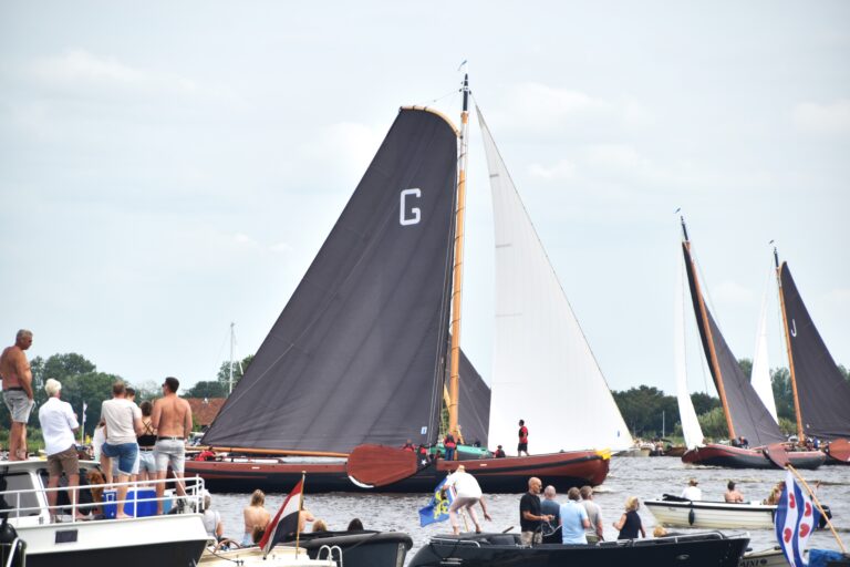 Skûtsje Doarp Grou wint eerste SKS-wedstrijd 2024 - Omroep Leeuwarden
