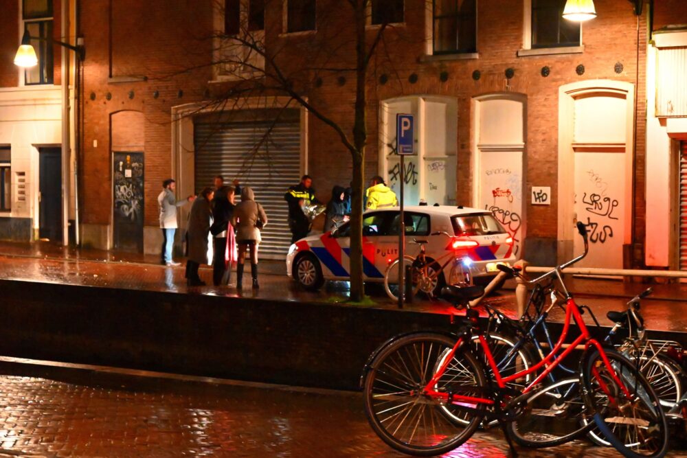 Politie haalt dronken persoon uit het water in Leeuwarden - Omroep ...