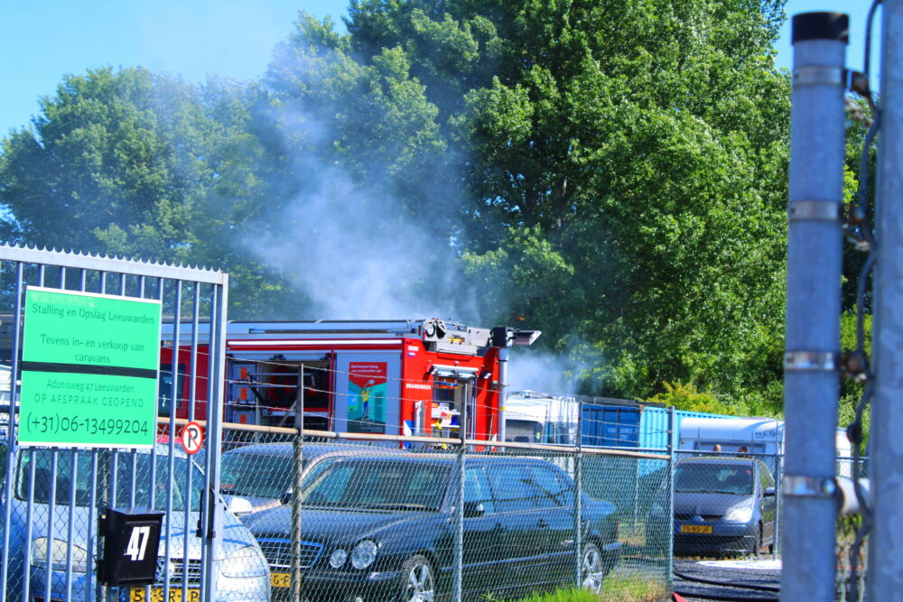 Zware rook bij brand in Leeuwarder loods - Omroep Leeuwarden