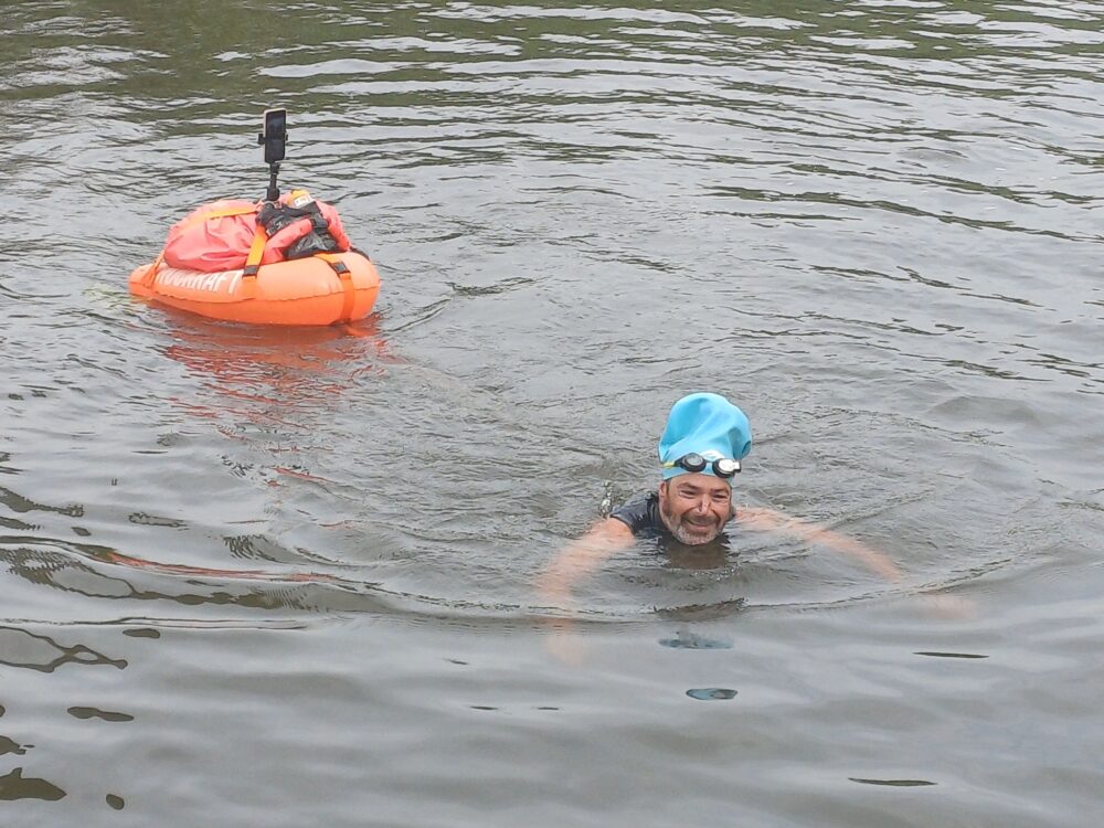 Eltjo Bazen (47) uit Nijmegen voltooit zijn Elfstedenzwemtocht - Omroep ...